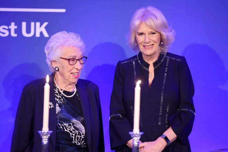 Holocaust survivor Eva Schloss, stepsister of Anne Frank, dies at 96 ...